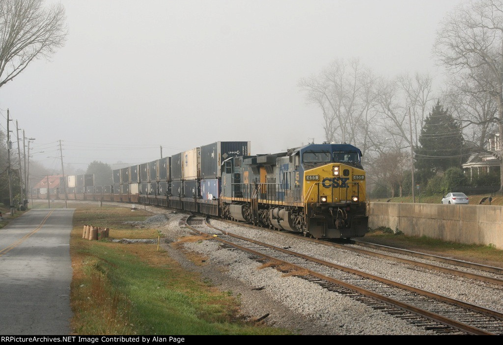 CSX AC44CWs 455 and 303 roll out of the fog