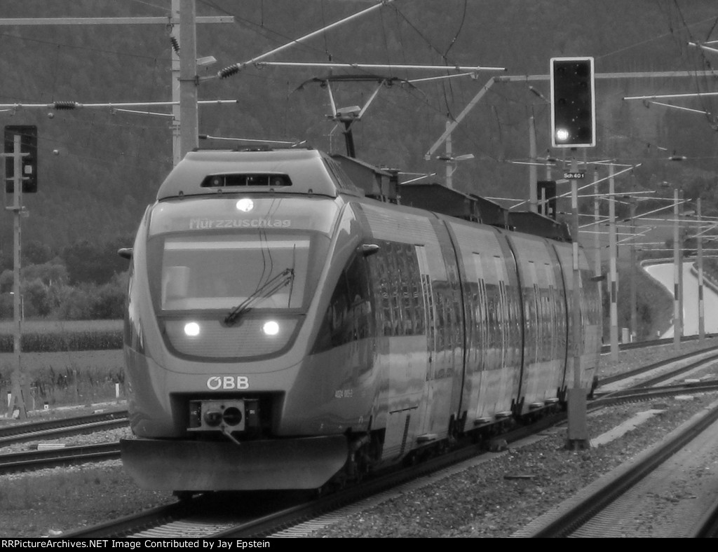 B&W view of an OBB EMU arriving