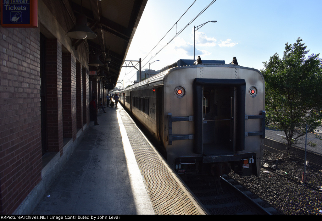 Comet V trailer on rear of Mtc-Btn Line train