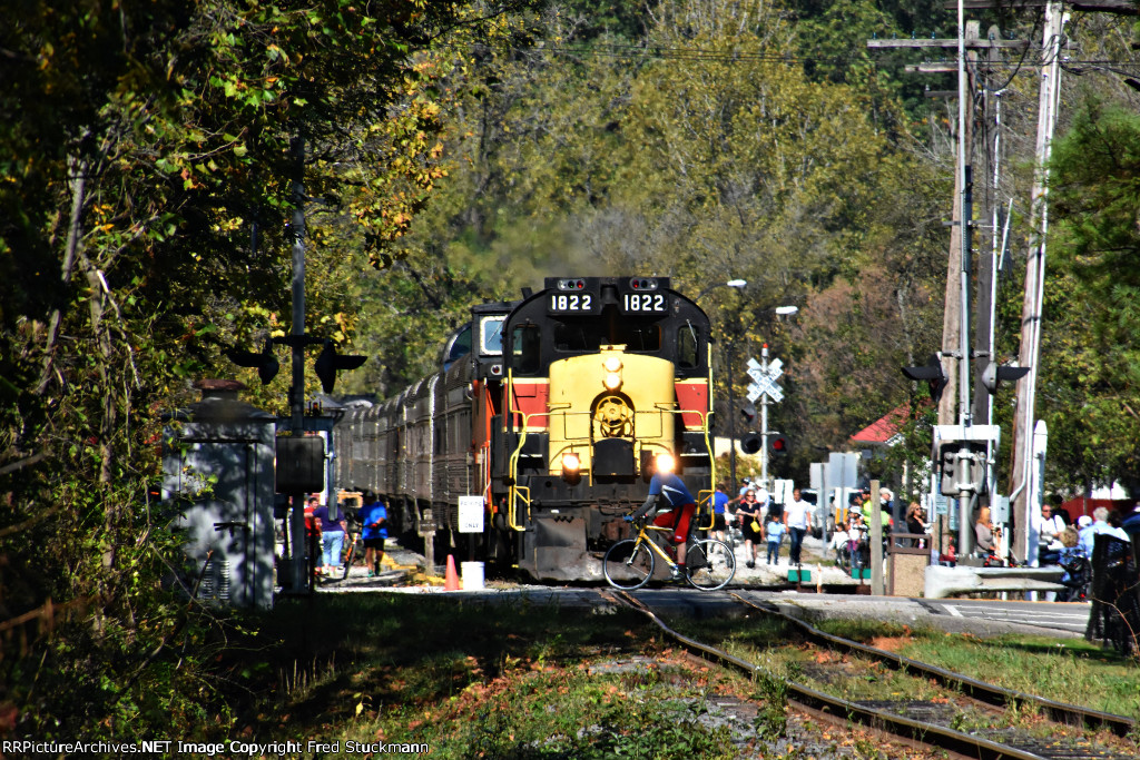 CVSR 1822 begins her departure.
