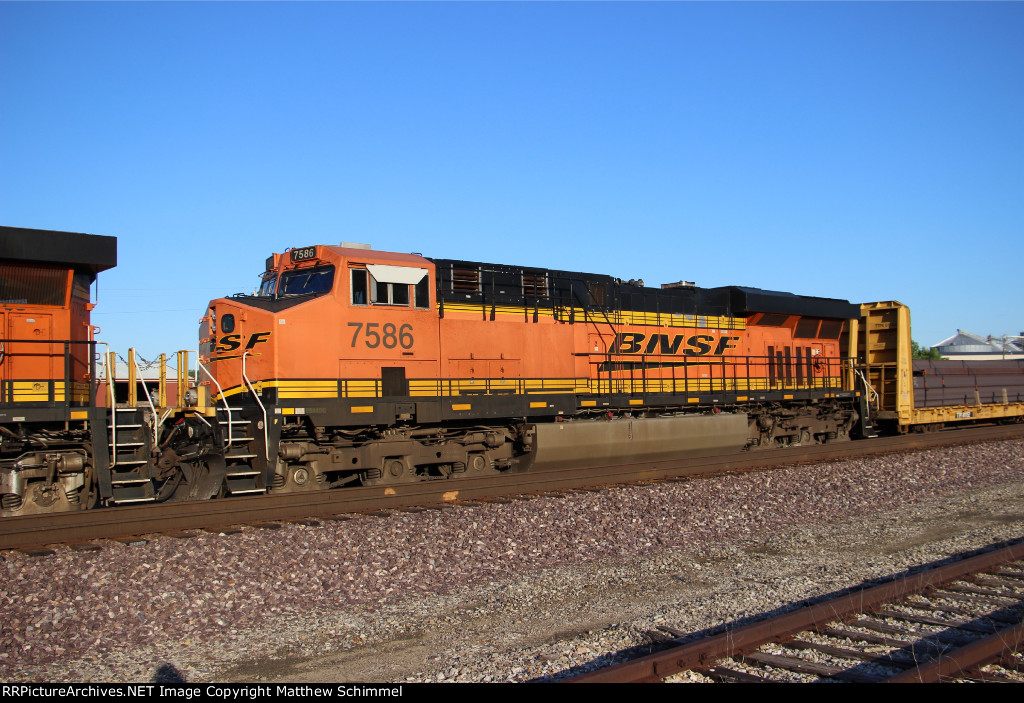 BNSF 7586
