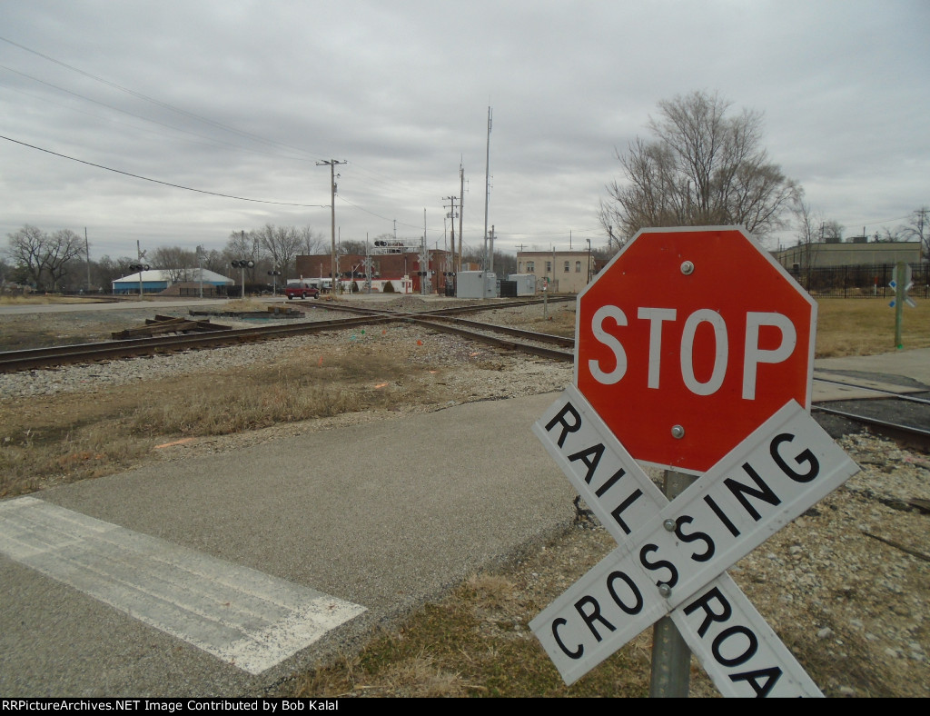NS UP Crossing with RR Signs from Tail path