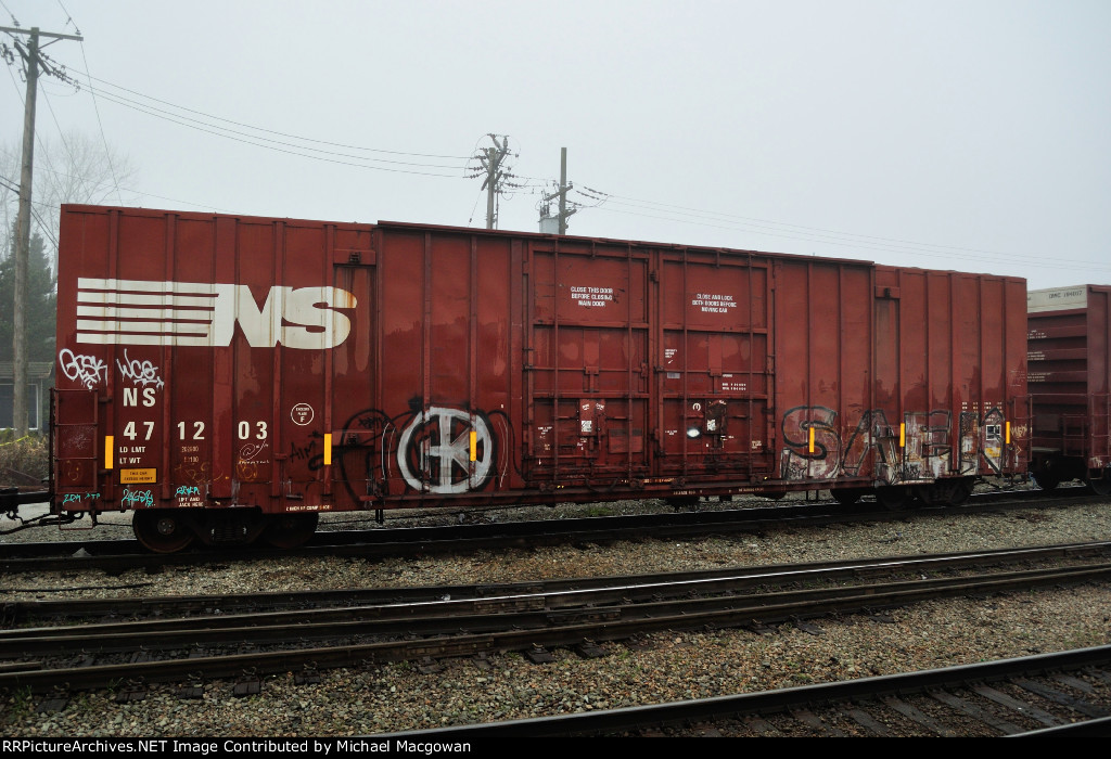 NS 471203 60-9 ft Double Door Excess Height Boxcar (side A)