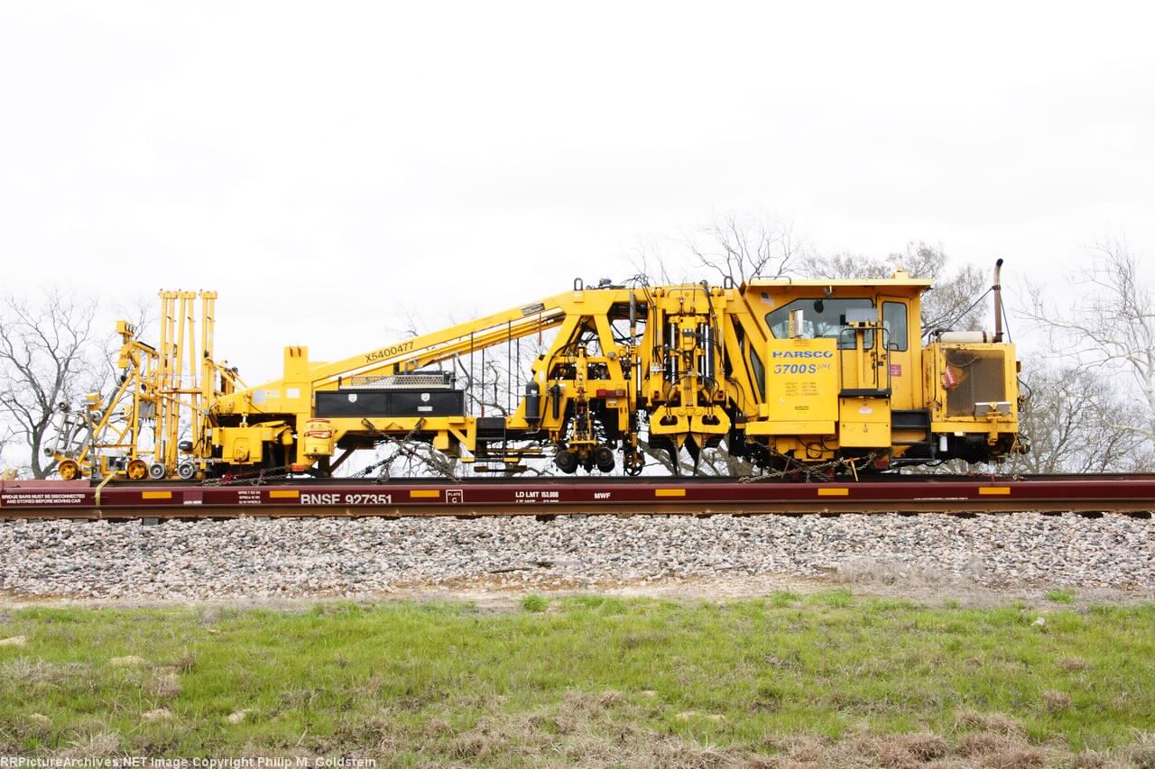 BNSF #927351 (MOW 89' flat), Harsco Production Switch Tamper 6700 J2p ...