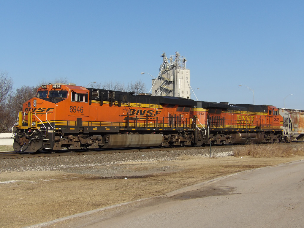 BNSF ES44C4 6946