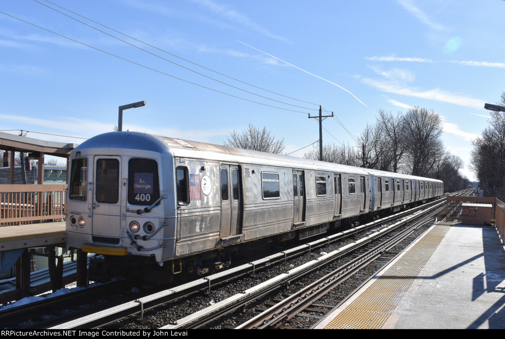 Eastbound SIR train arriving at Dongan Hills Station