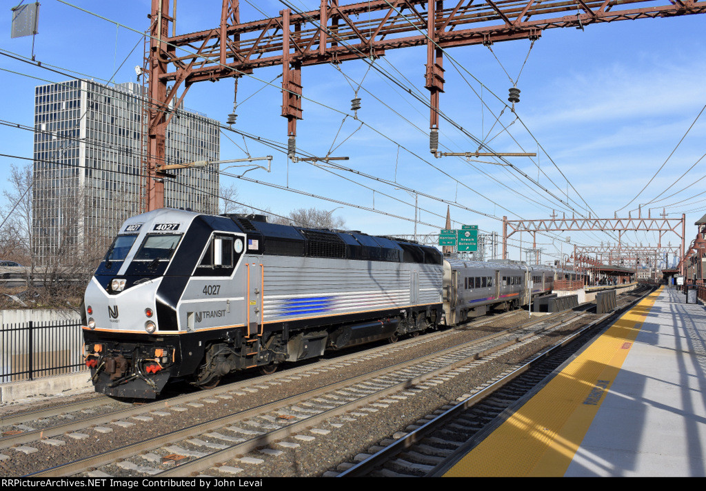 NJT PL42 leading a Comet Set
