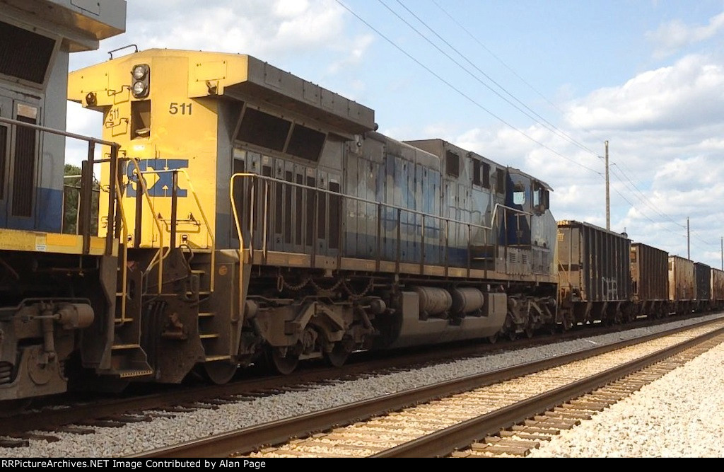 CSX AC44CW 511 runs second
