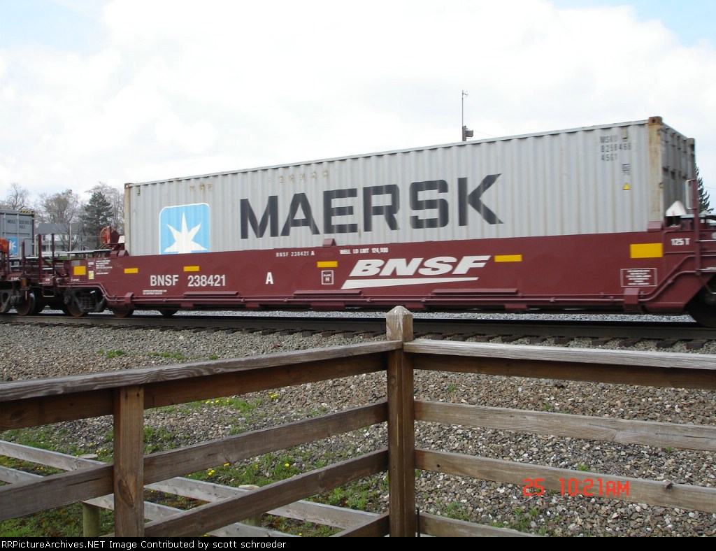 BNSF 238421A Double Stackcar w/MSKU 825846 Container EB