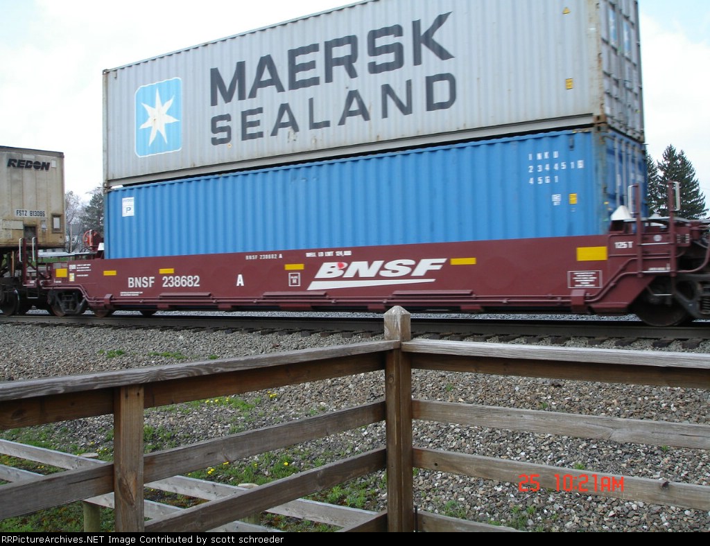 BNSF 238682A Double Stackcar w/INKU Container 234451 EB