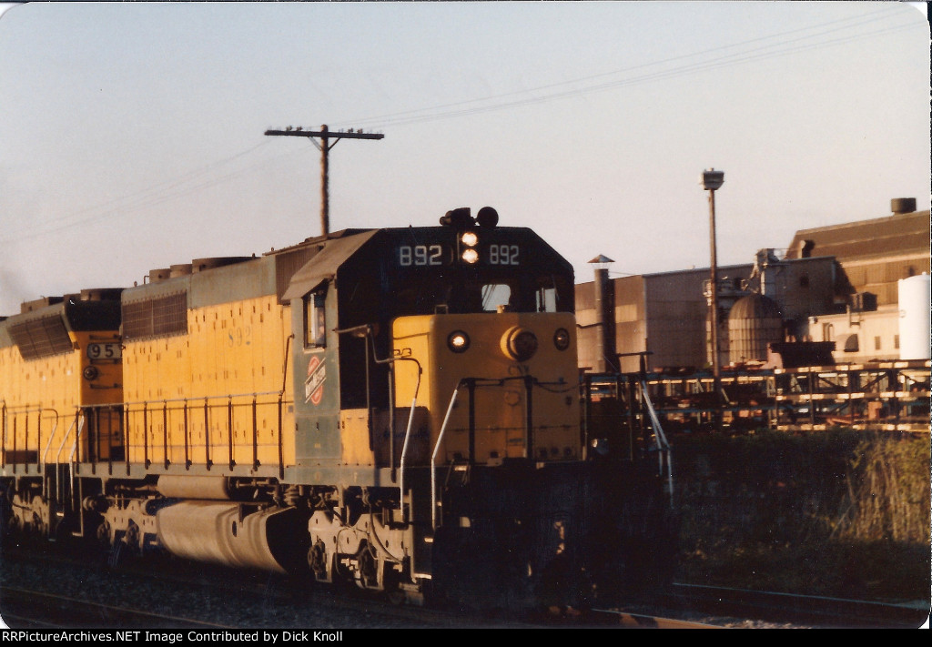 CNW 892 (SD40) in lead