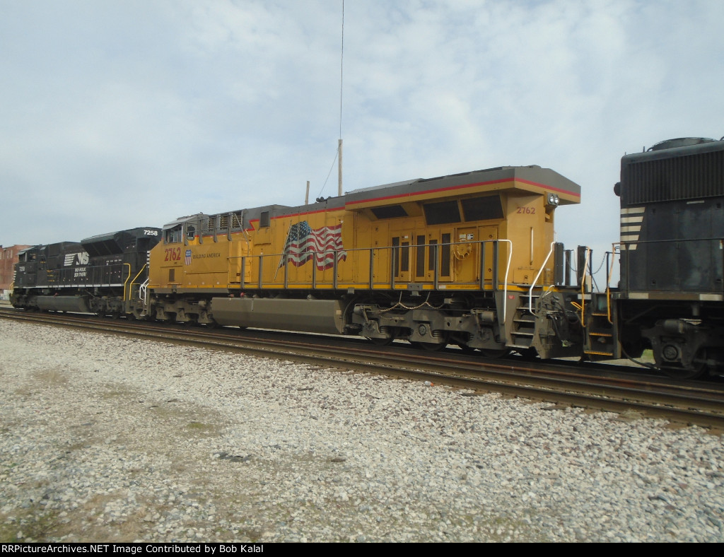 NS 7258 UP 2762 NS 4624 heads west