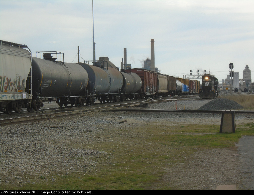 NS 7258 UP 2762 NS 4624 as NS 3547 heads back out of yard
