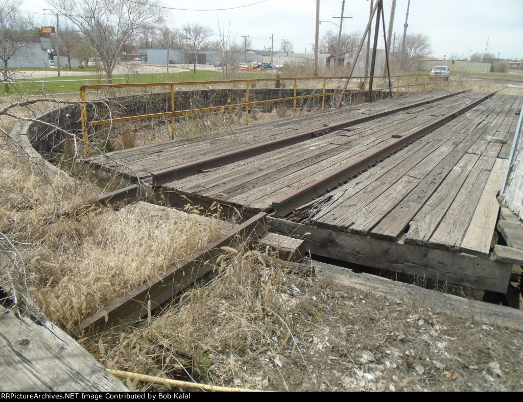 stub track for lining up table to main lead track