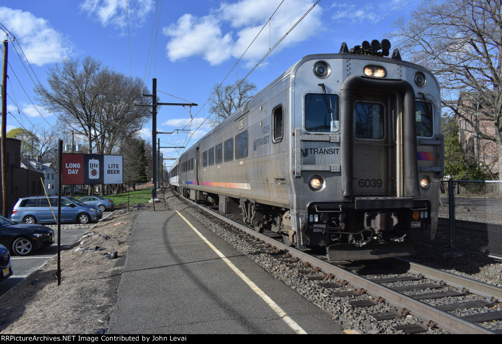NJT Comet V Cab on Train # 6252 approaching Walnut Street