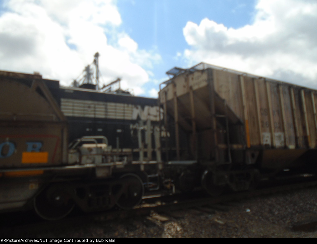 CSX 9030 Northbound as UP heads South