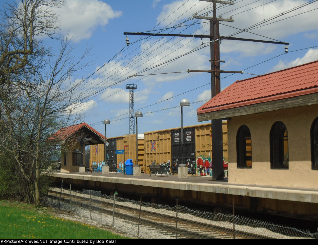 CSX 7371 Lease Unit & CN 2118 moving Southbound