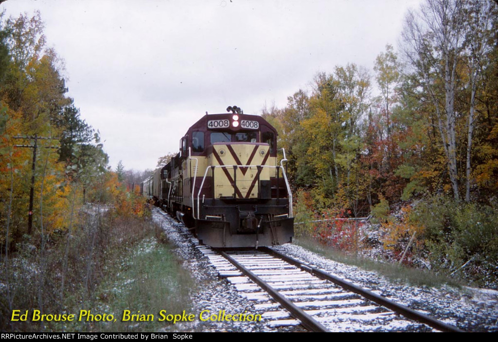 WC 4008 & 4005 west of Marquette - Train L-40
