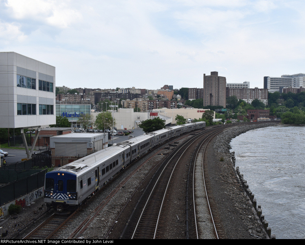 Metro North M7 Set approaching Marble Hill Station