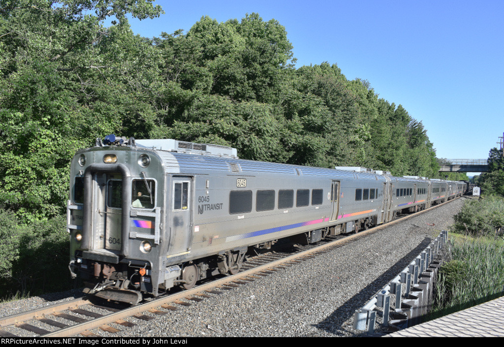 NJT Comet V Set arriving into Wayne Rt 23 PR Lot Station