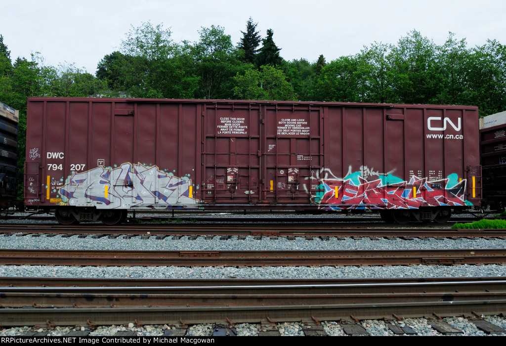 DWC 794207 60-9 ft Double Door Excess Height Boxcar CN RAIL (side B)
