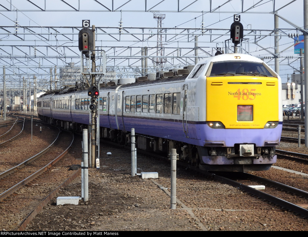 Pulling into the Hakodate main platform