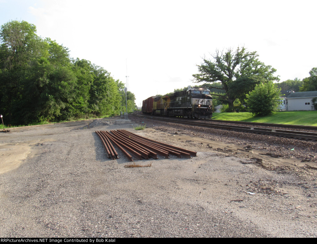 NS 7655 & UP 7944 headed north