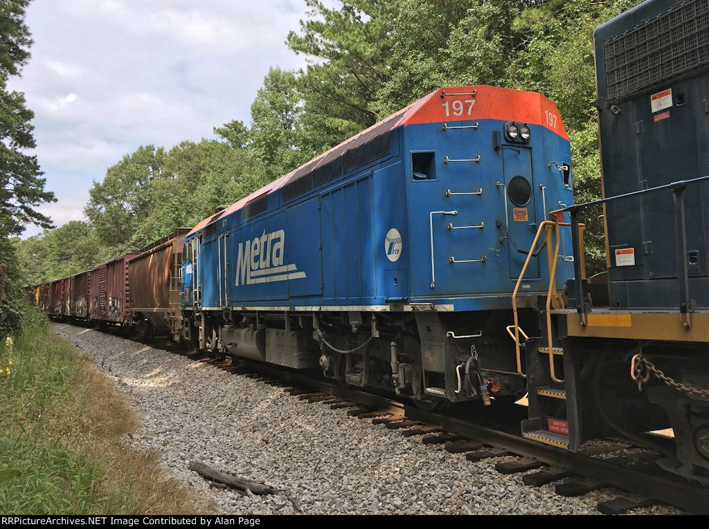 METRA F40PHM-2 197 is lined up behind 9 units