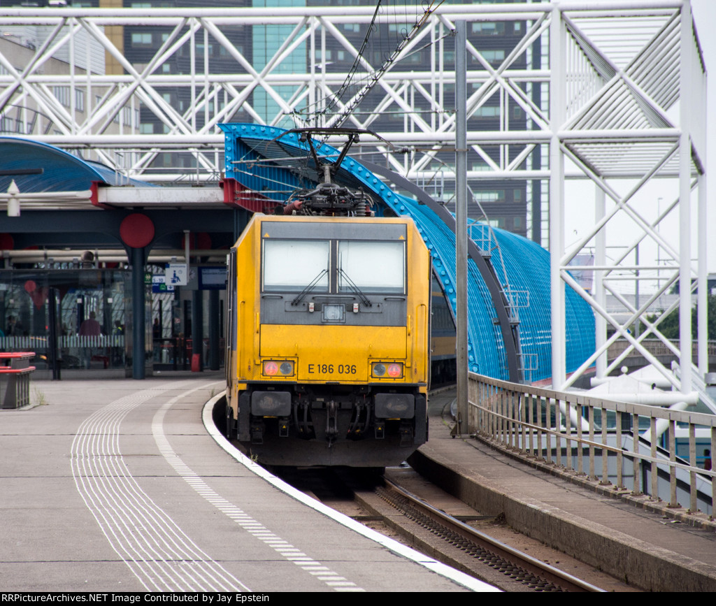 An E186 electric pushes its train through the futuristic confines of ...
