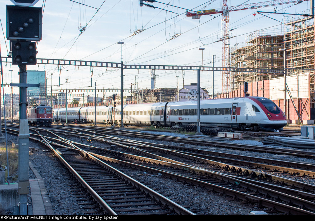 An ICN (Intercity Tilting Train) arrives at Zurich HB
