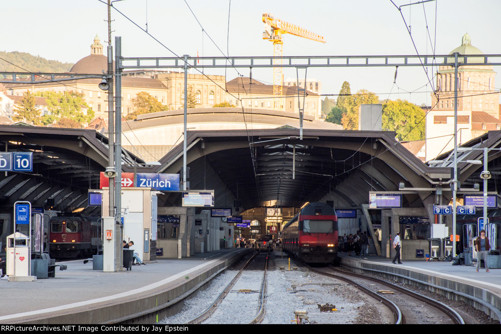 Looking into the transheds of Zurich HB