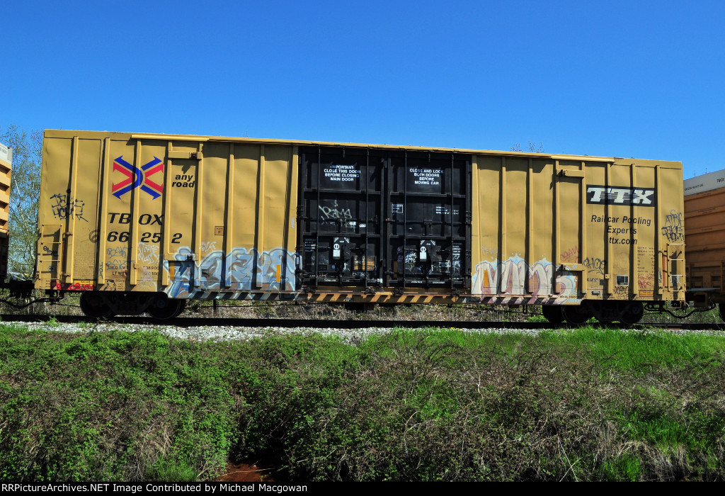 TBOX 666252 60-9 ft Double Door Excess Height Boxcar TTX (side A)