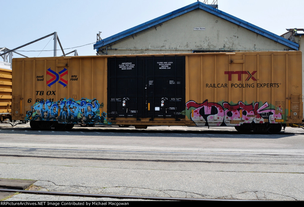 TBOX 668110 60-9 ft Double Door Excess Height Boxcar TTX (side B)