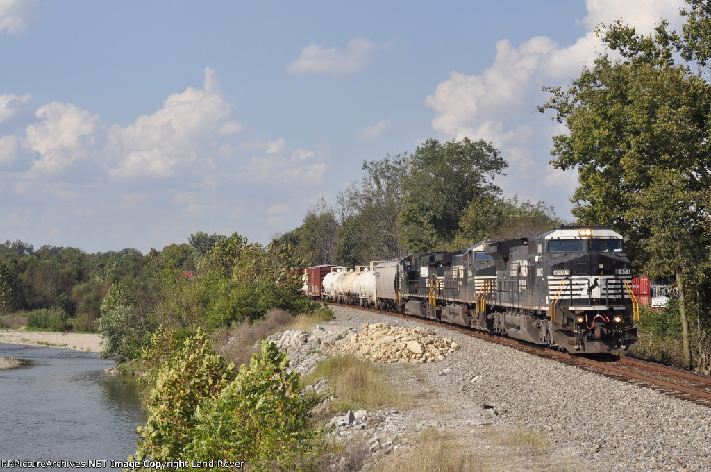 NS 8401 On NS 123 Eastbound