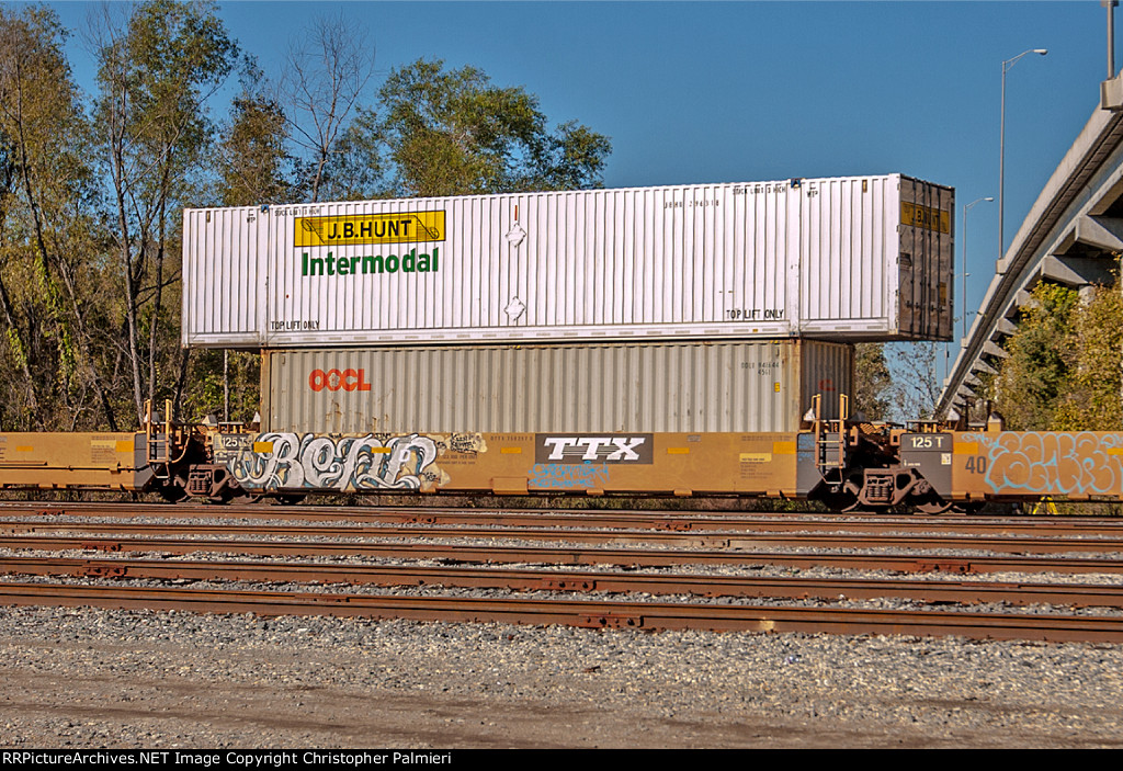 JBHU 296318 and OOLU 943644 on DTTX 759297
