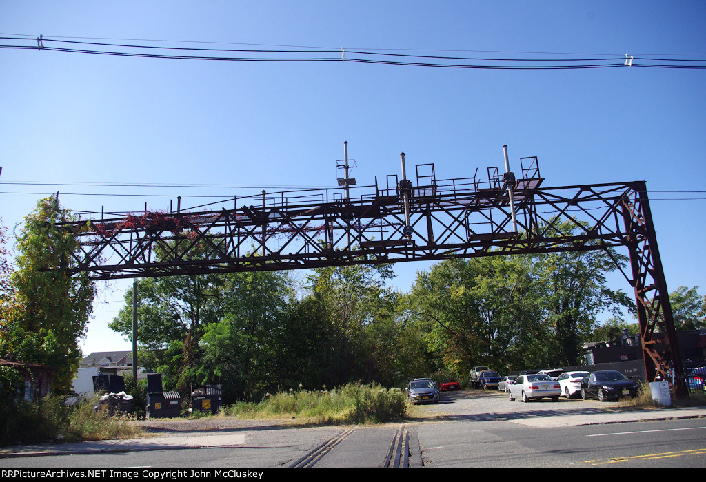 Old CNJ signal bridge at Linden Road
