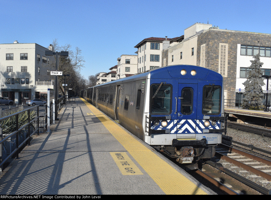 A late afternoon southbound MNR train arriving into Bronxville Station