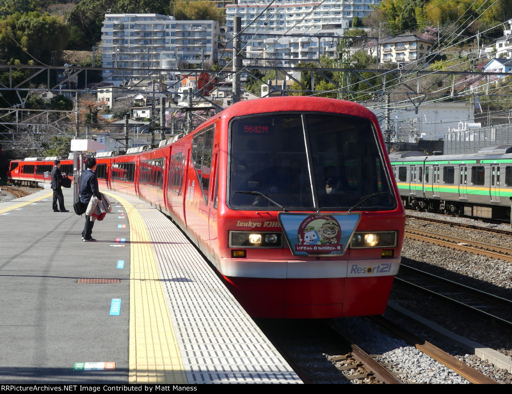 Ito Super Express arriving