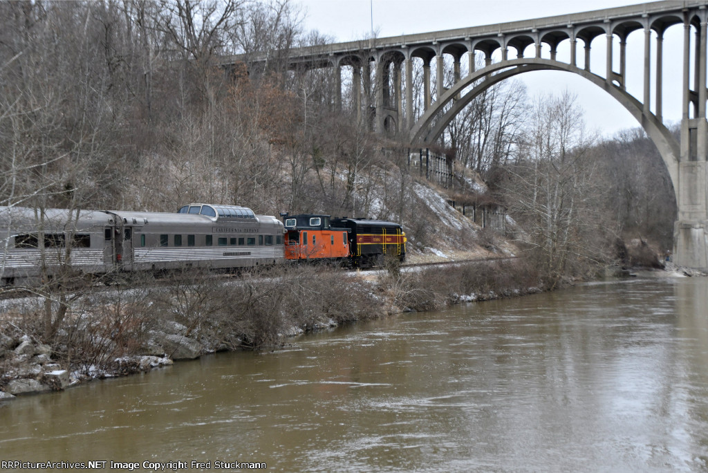 CVSR 6777 & FLNX 79896 are about to pass under SR 82.