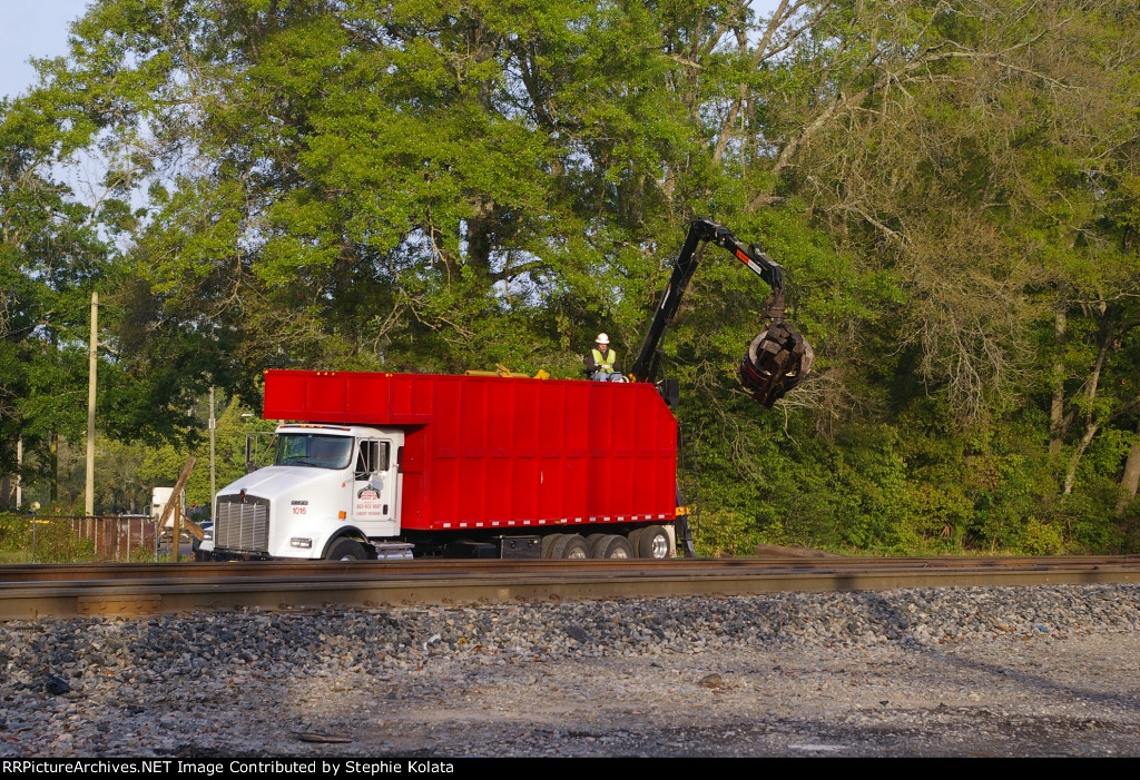 NS CONTRACTOR LOADING TRUCK WITH OLD TIES