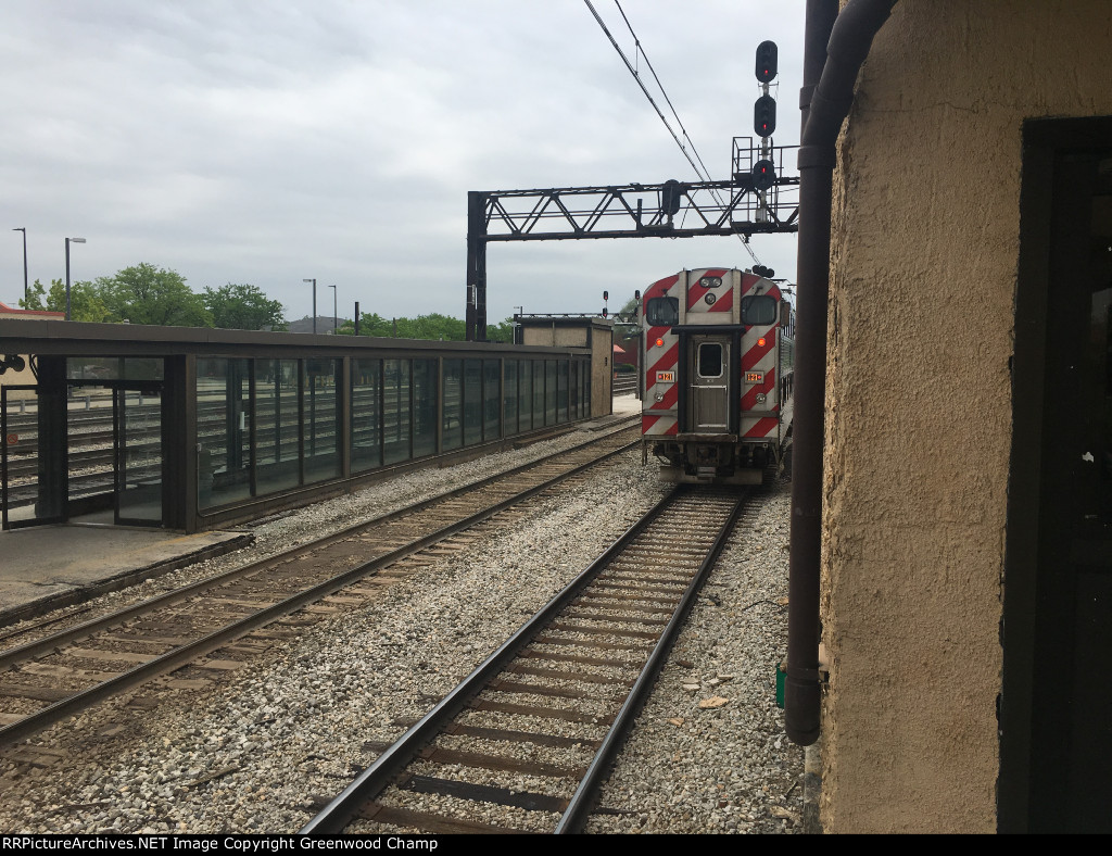 Southbound Metra Electric train #121 departs Homewood.