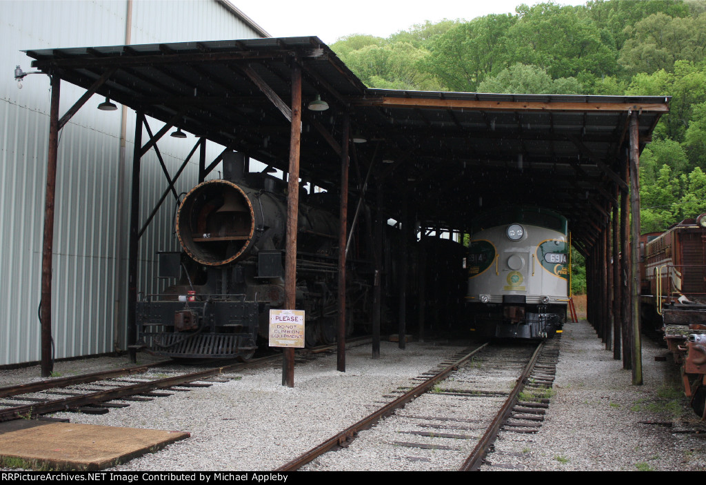 Southern 610 and 6914...