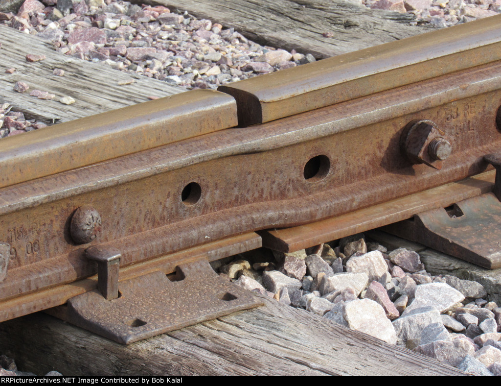2 different size rails connected together on the passing siding