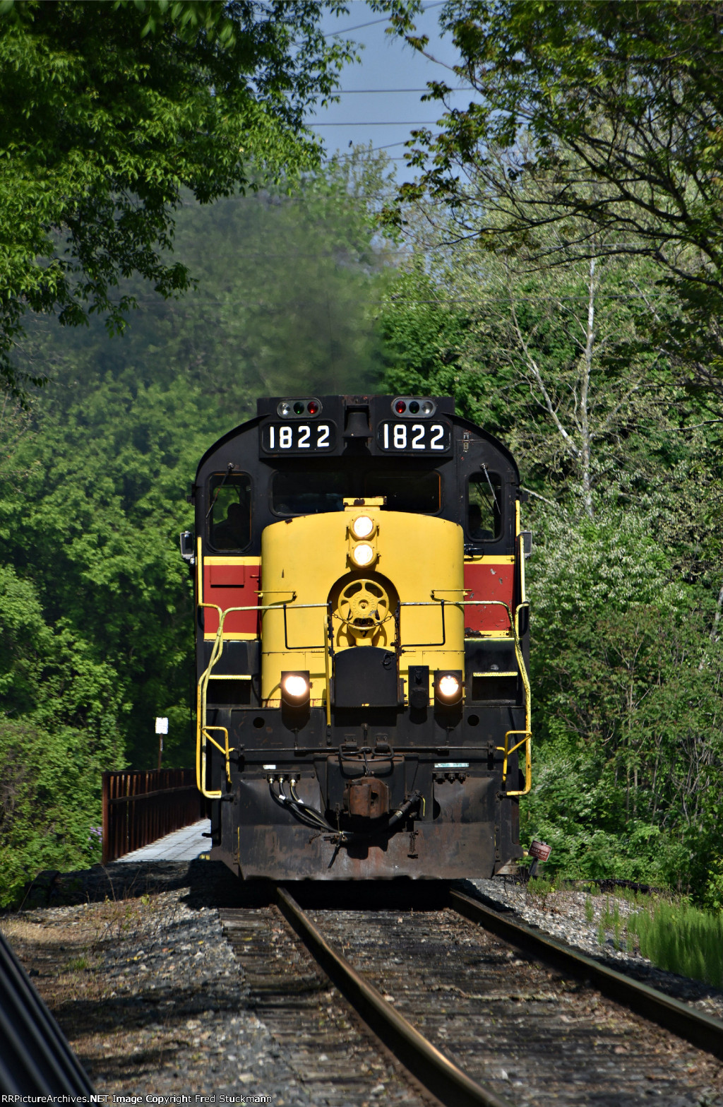 CVSR 1822 steams into town.