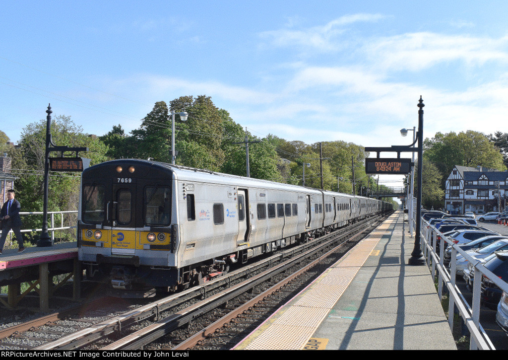Westbound LIRR M7 Set arriving into Douglaston Station
