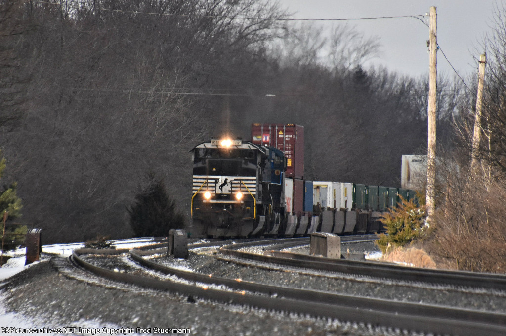 NS 1032 leads the eastbound at SR 303.