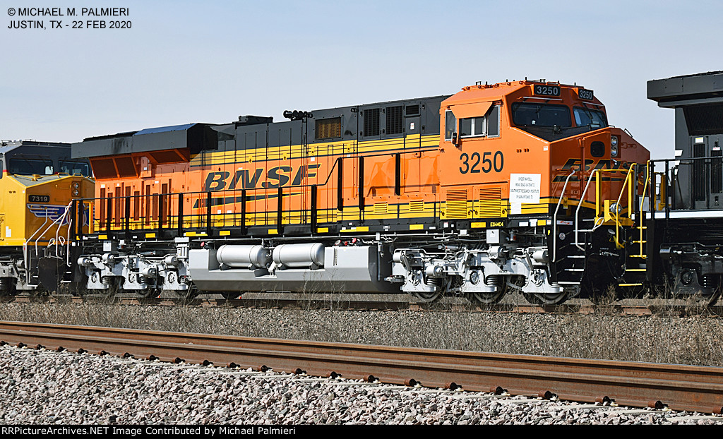 BNSF ES44C4 3250