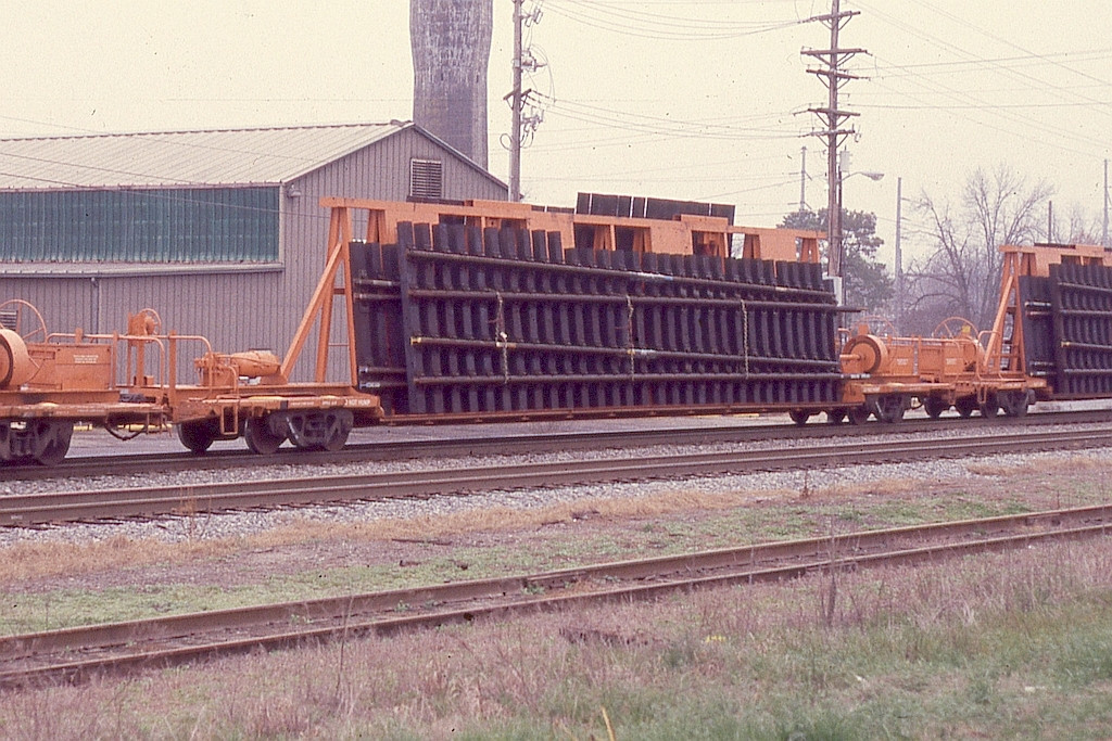 NS snap track flat cars