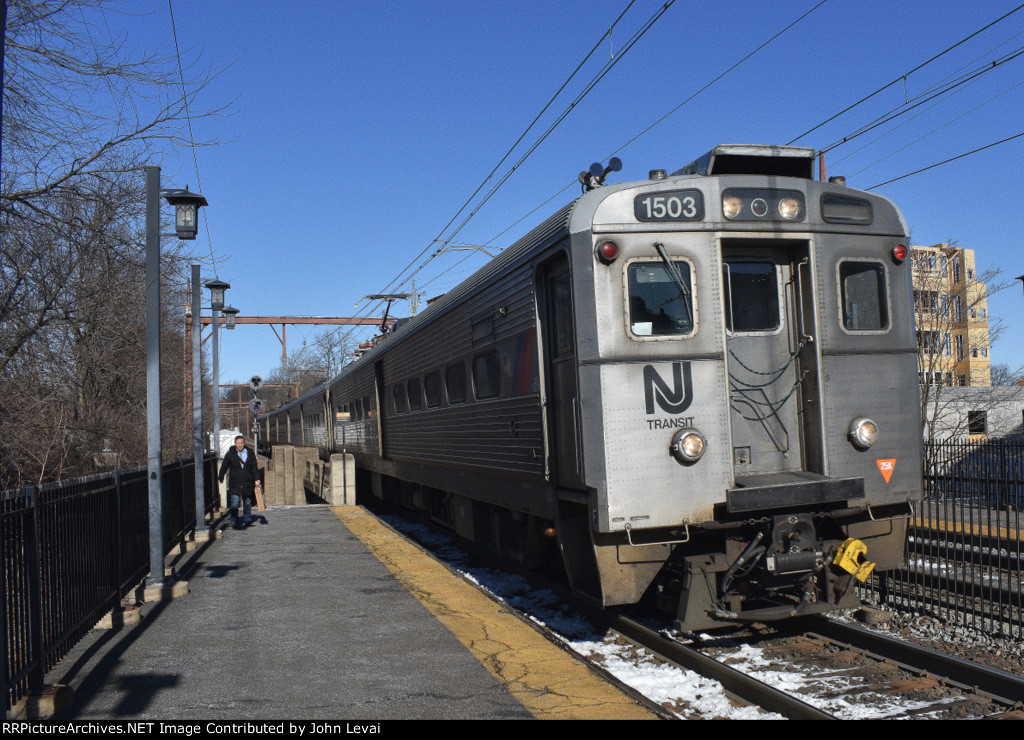 Eastbound Arrow III set arriving into Bloomfield Station heading to ...