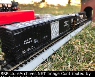 N&W 64ft Black boxcar